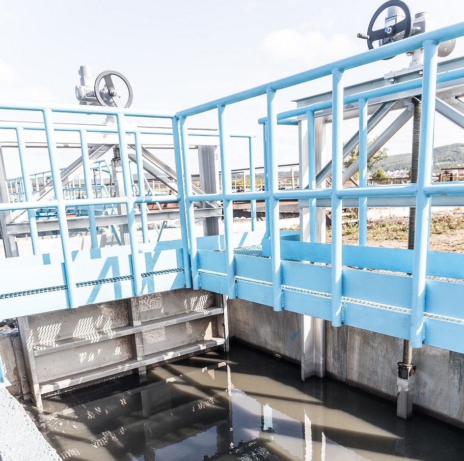 Deep sluice gates